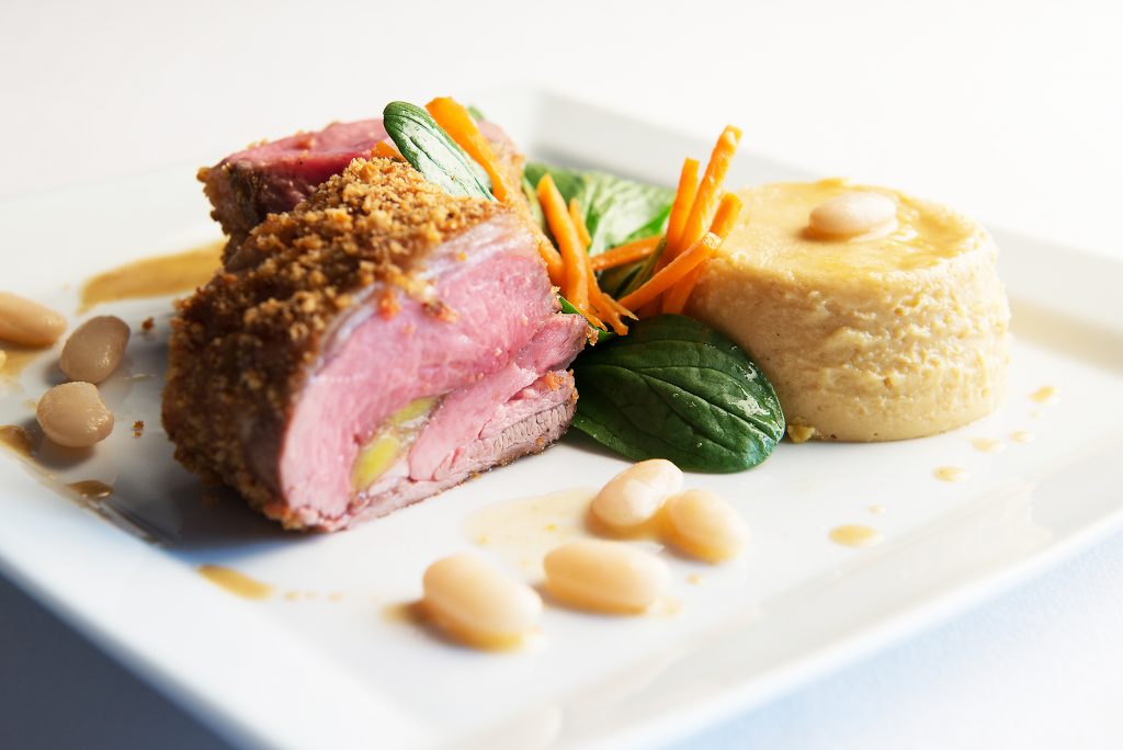 Carré filet d’Agneau pané au pain d’épices et son flan de Haricots ...